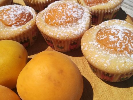 MUFFINS ΜΕ ΒΕΡΙΚΟΚΑ εύκολα γρήγορα με γευστικό αποτέλεσμα!